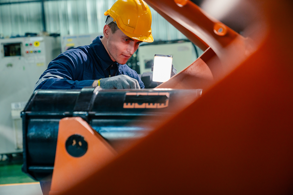 EAM vs CMMS - Which solution is right for your business?